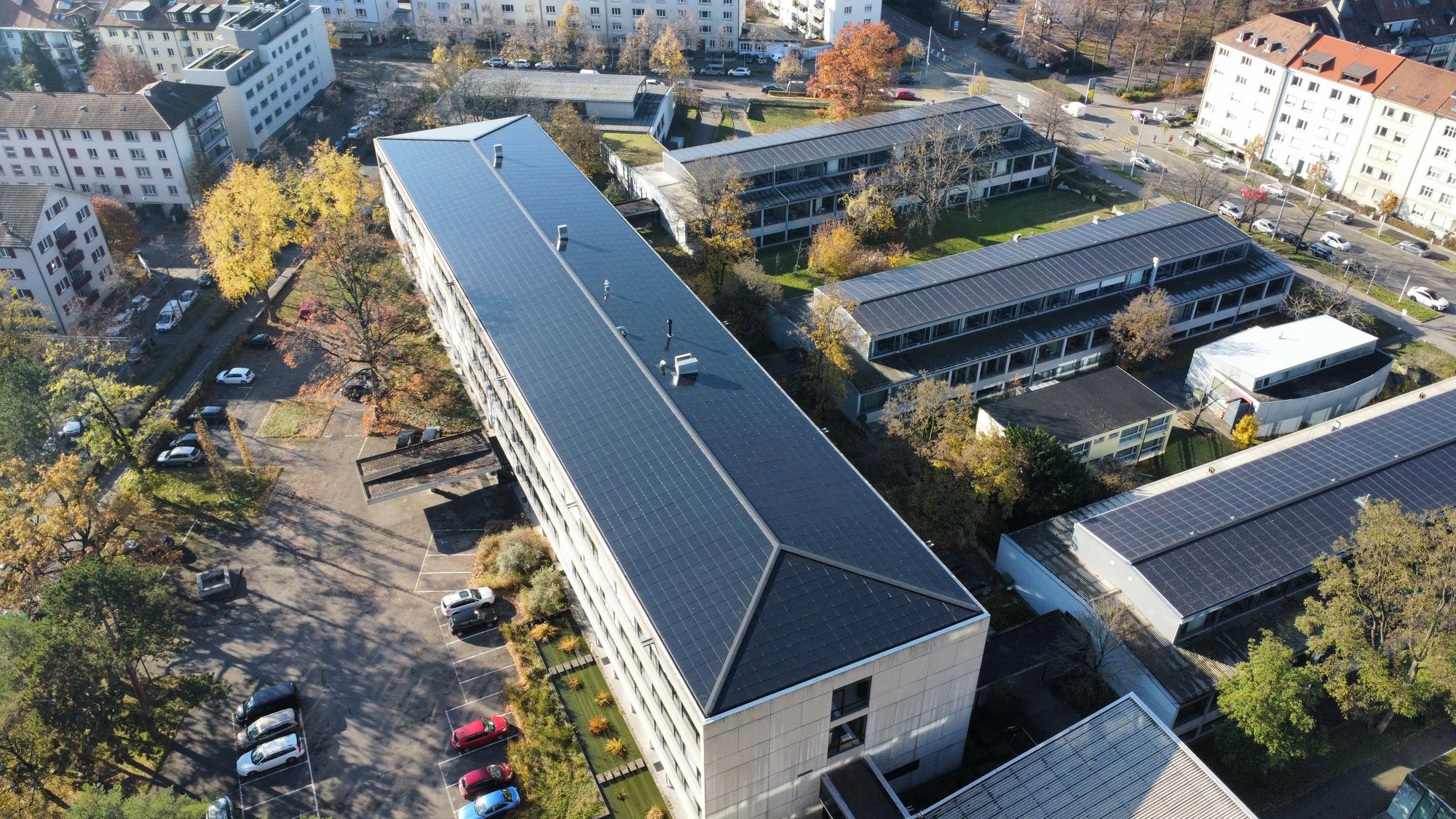 Allgemeine Gewerbeschule Basel: In-roof PV system